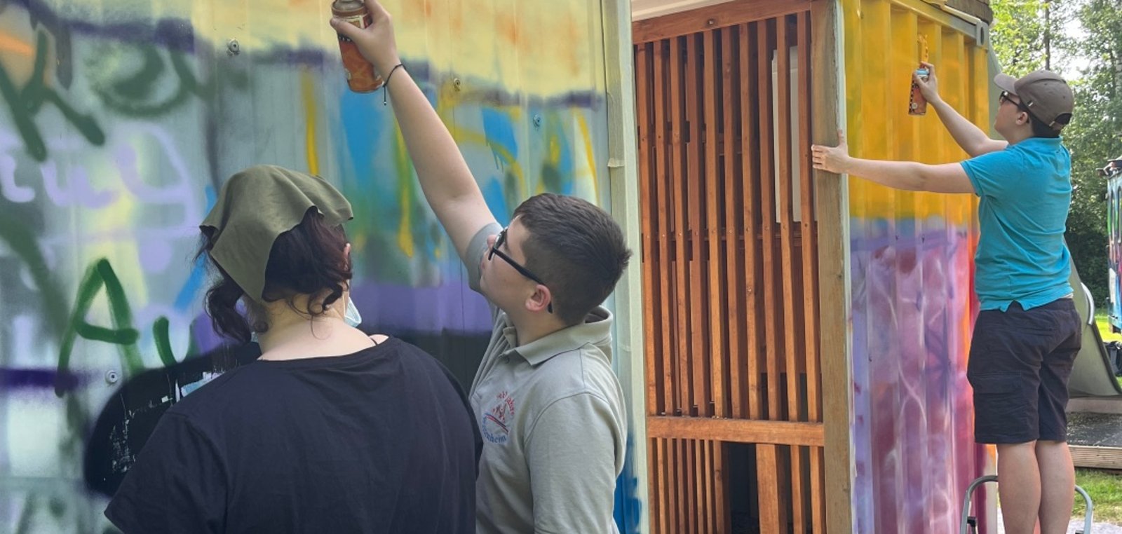 Spielcontainer wird bei Graffiti-Workshop kreativ neugestaltet | Eschweiler